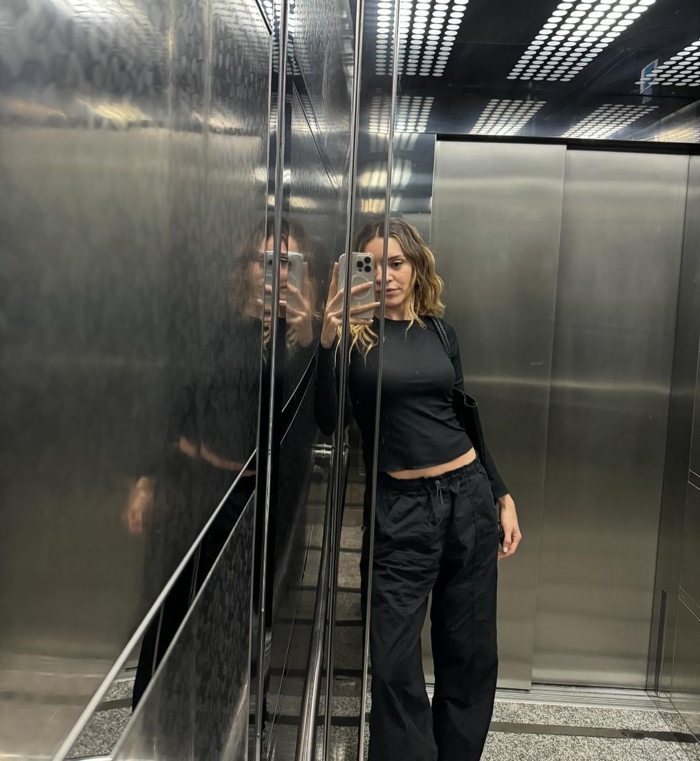 'Galerimde gezelim' diyen Sinem Kobal görülmemiş fotoğraflarını paylaştı